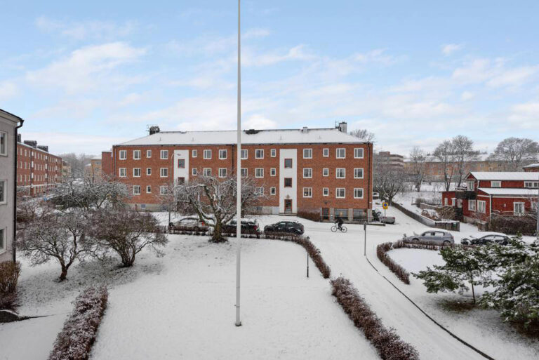 Snöröjning till Flerbostadshus. Enskede Stureby